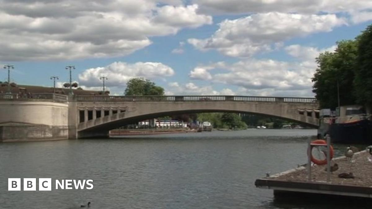 Caversham Bridge closure causes road delays - BBC News