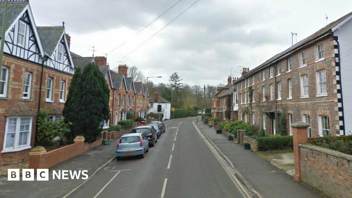 Wantage house fire: Man suffers burns - BBC News