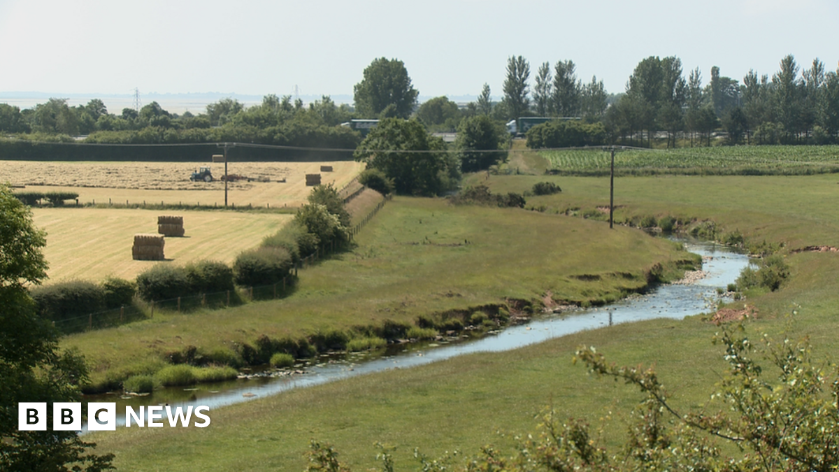 In pictures: River Sark takes arts festival role - BBC News