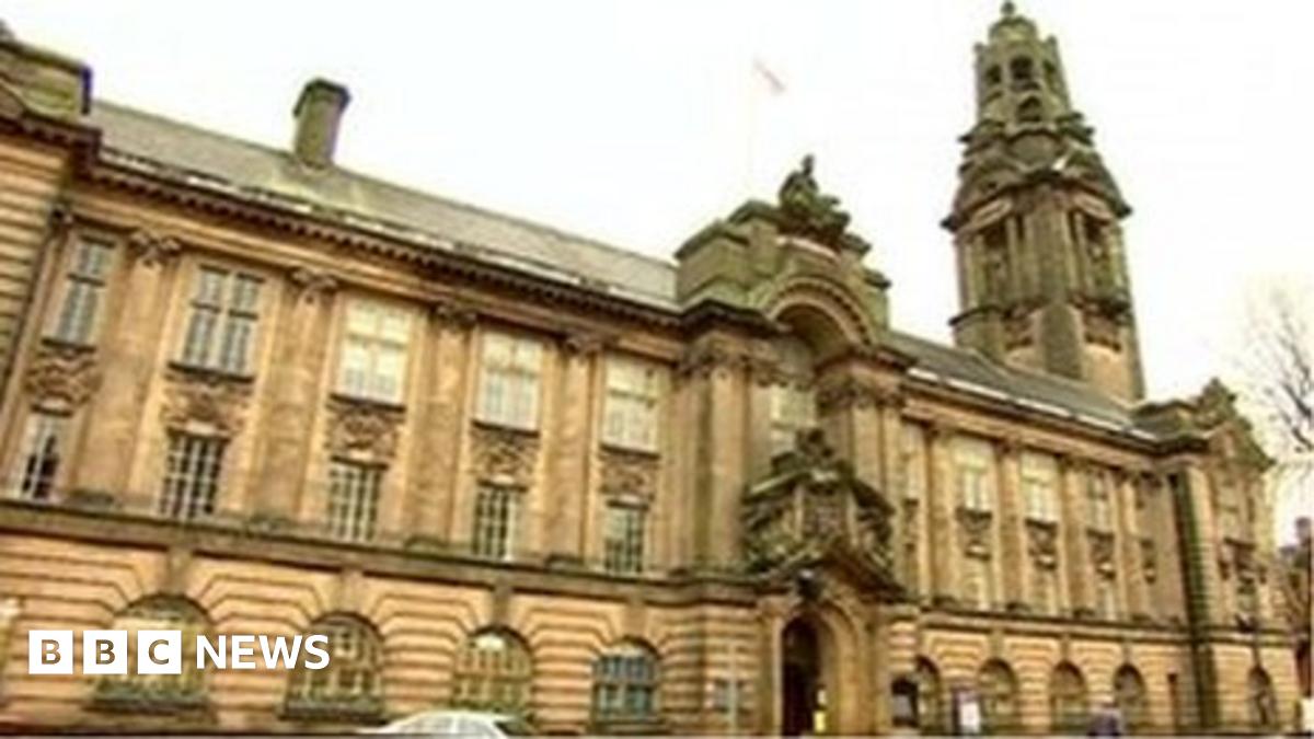Walsall market makes way for Old Square Shopping Centre work - BBC News
