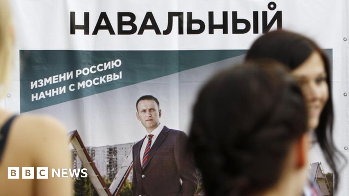 Russian police raid 'Navalny campaign' flat in Moscow - BBC News