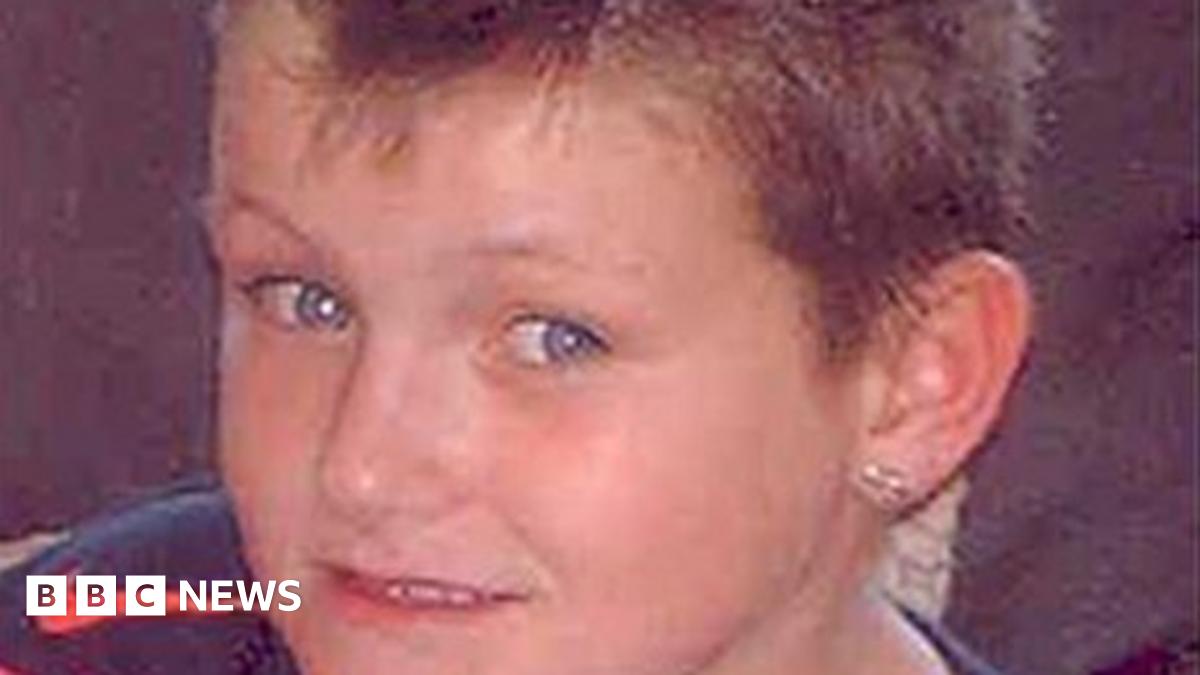 Public memorial to Redditch boy Ellis Smith vandalised - BBC News