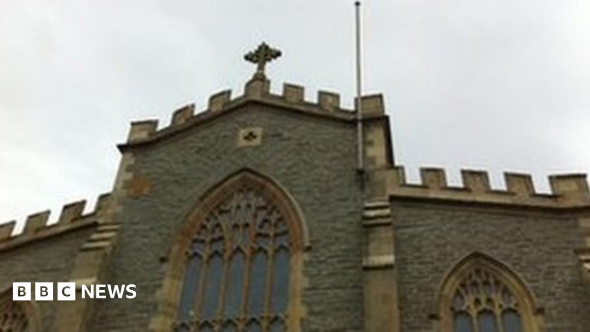 Historic Apprentice Boys' flag missing in Londonderry - BBC News