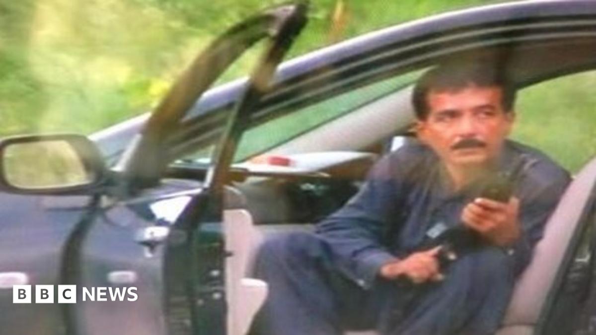 Pakistan gunman arrested as Islamabad stand-off ends - BBC News