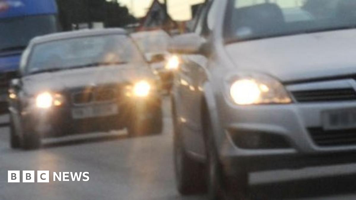 Warning over 'flash-for-cash' car accident insurance scam - BBC News