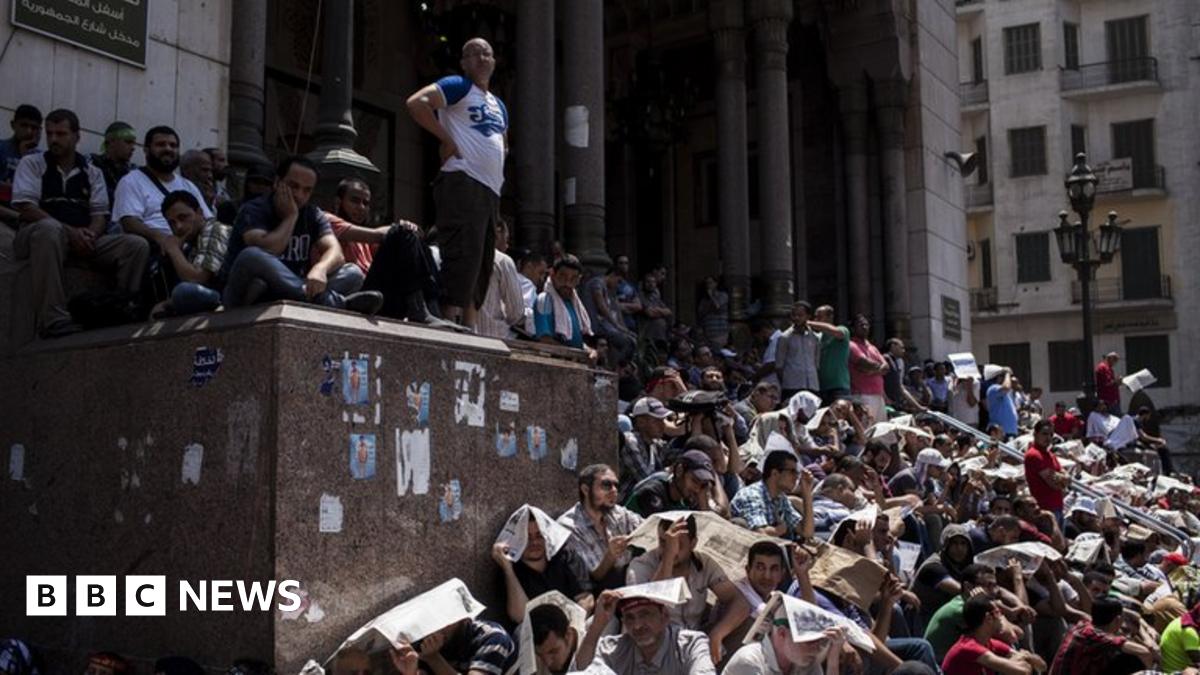 Egypt crisis: Deaths as Cairo violence resumes - BBC News