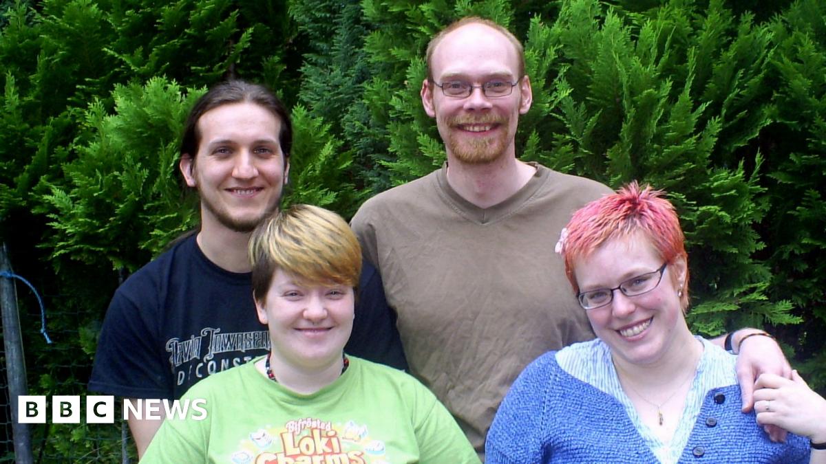 How does a polyamorous relationship between four people work? - BBC News