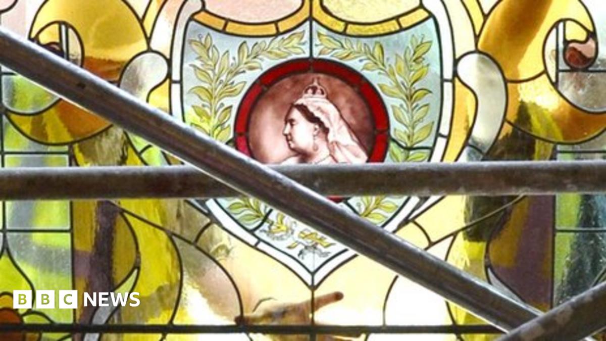 Stained glass window for Merthyr Tydfil town hall revamp - BBC News