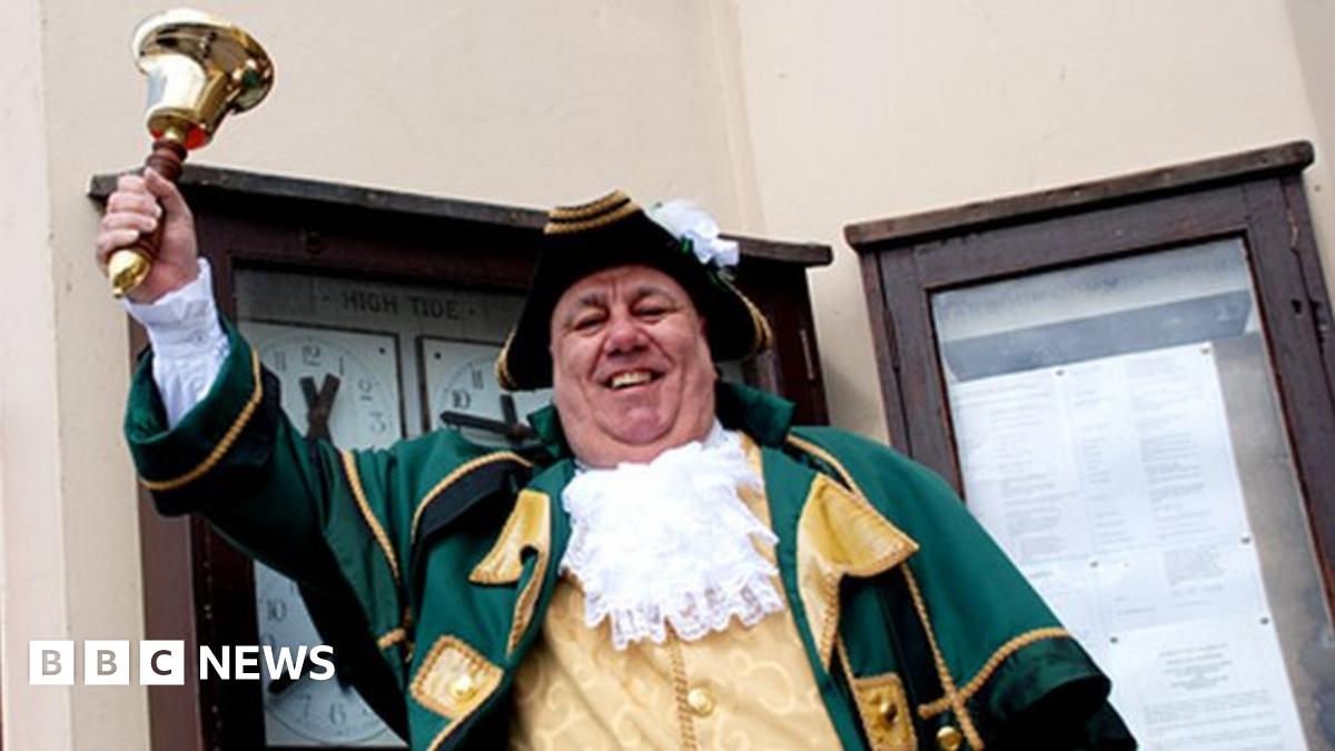 Bridlington town crier David Hinde attempts 'world's loudest shout ...