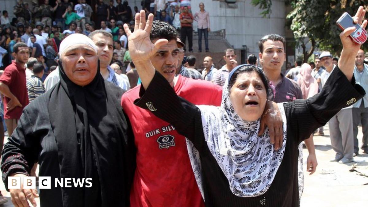 Egypt crisis: Cairo mosque 'cleared' after siege - BBC News