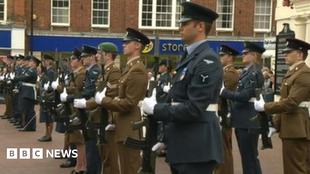 RAF Wyton and Pathfinder Force veterans are honoured - BBC News