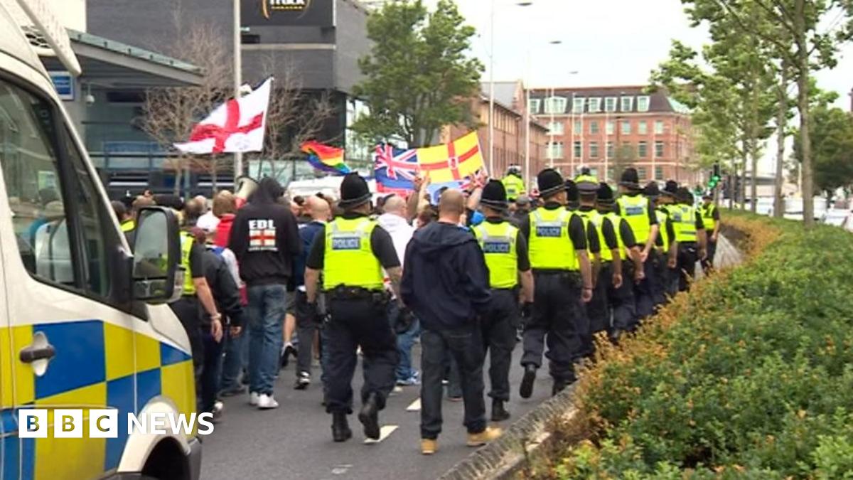 Hull EDL march leads to four arrests - BBC News