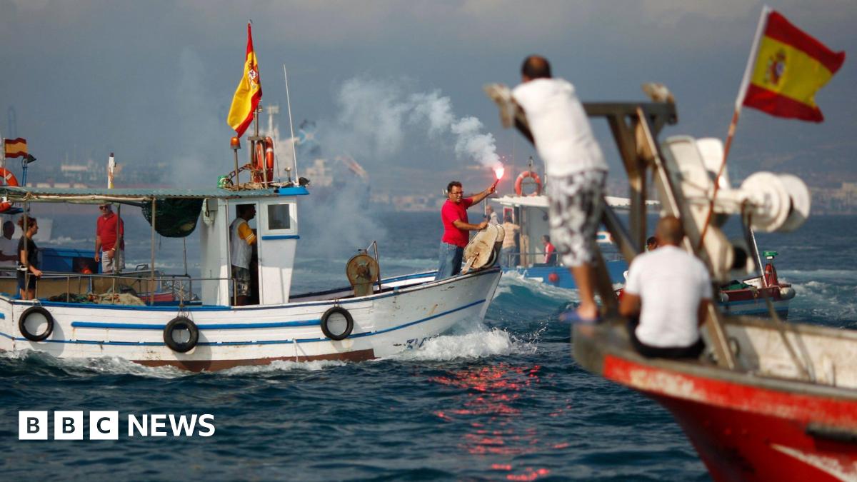 Gibraltar dispute: Spanish fishermen in reef protest - BBC News