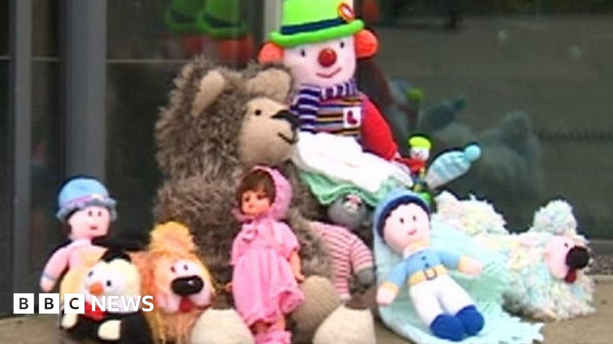 'Noisy' Cramlington library knitters get new home - BBC News