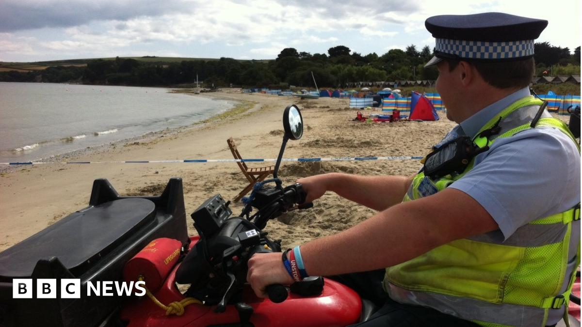 'Unexploded mortar shell' on Dorset beach detonated - BBC News