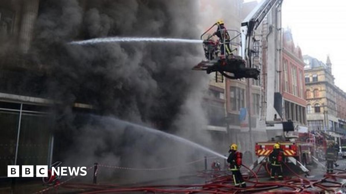 Firefighter Stephen Hunt to receive ceremonial funeral - BBC News