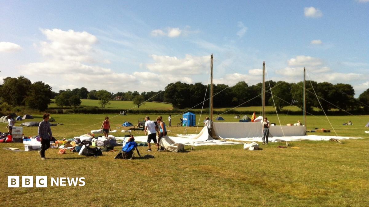 Balcombe anti-fracking protest camp draws to a close - BBC News