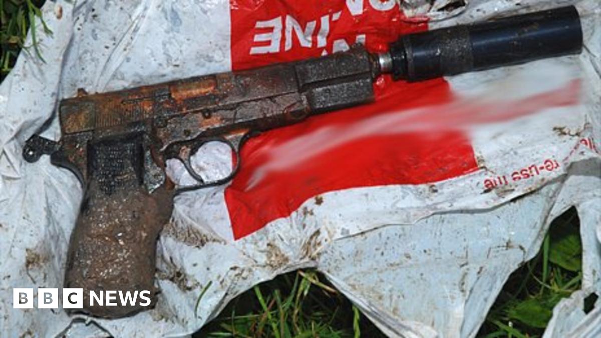 Jamie Starkey shooting: Gun used in killing found by canal - BBC News