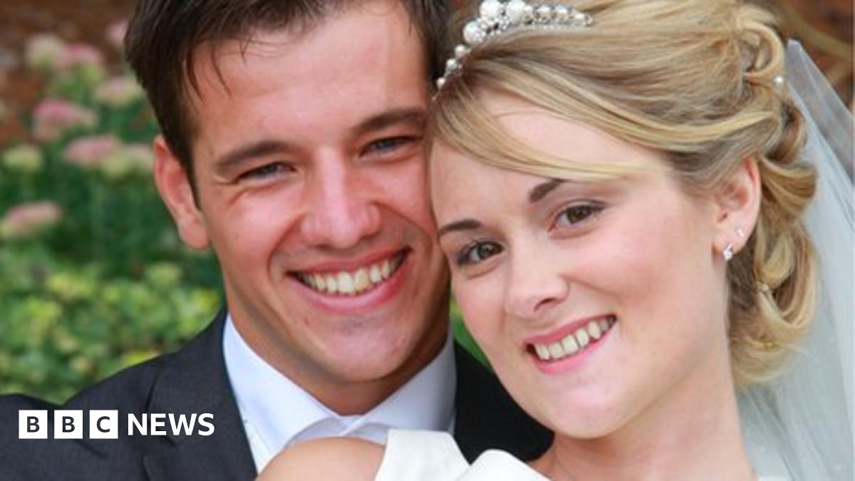 Paralympian Nathan Stephens dances at wedding for first time - BBC News