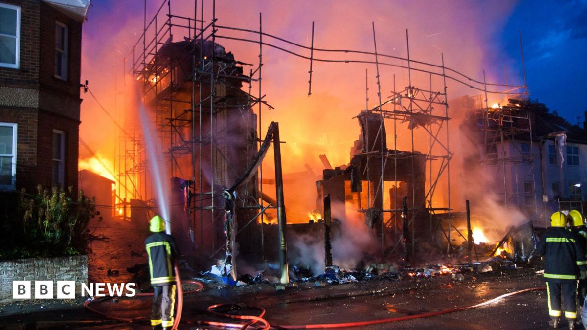 Winchester homes evacuated during house fire - BBC News