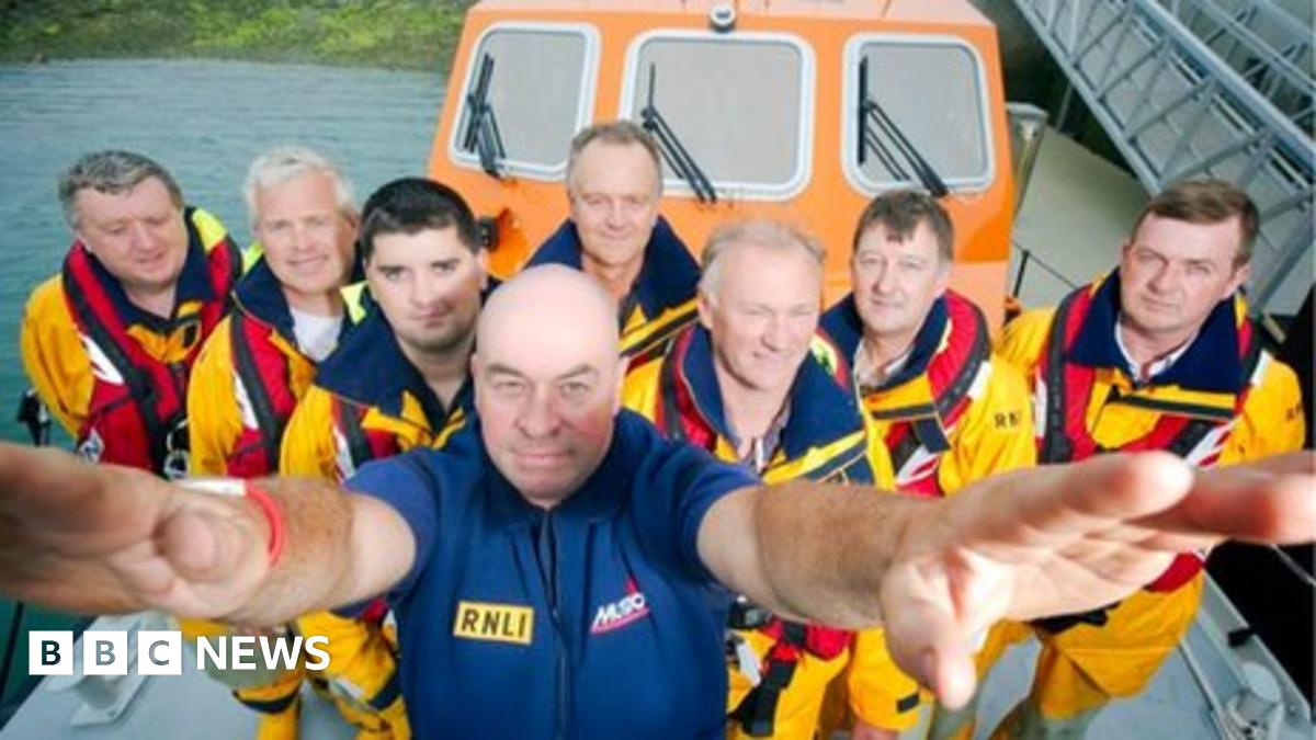 Swimmer Steve Redmond abandons Ireland to Wales 50-mile challenge - BBC ...