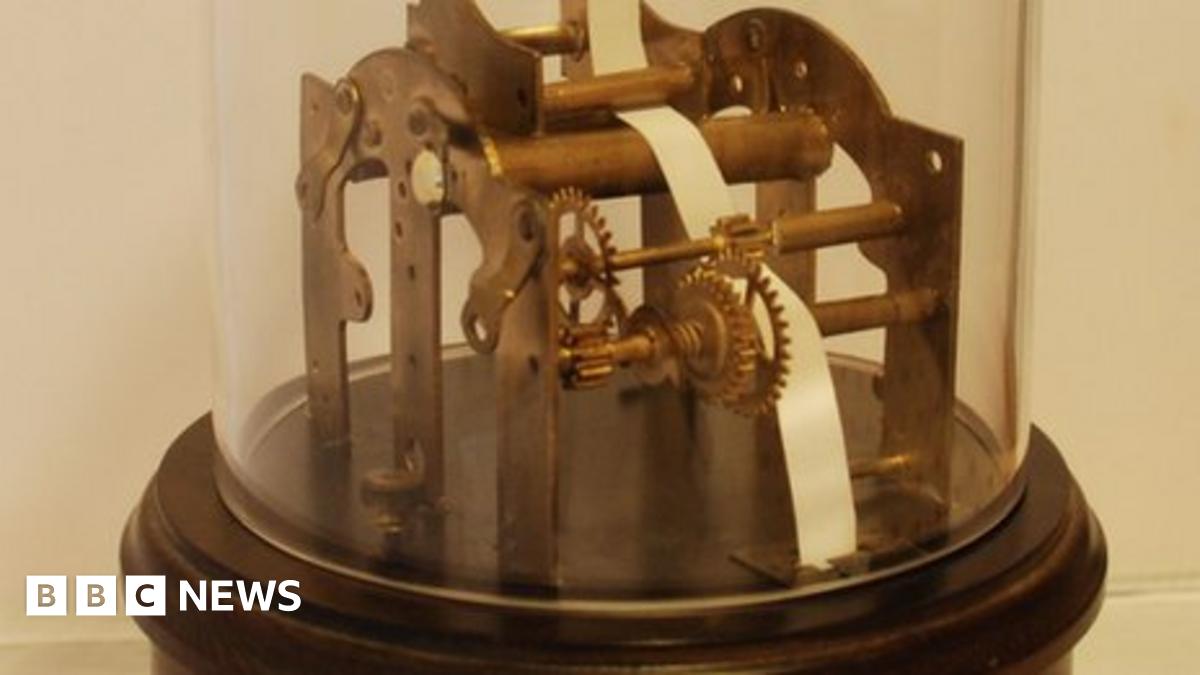 Tweets printed by home-built ticker-tape machine - BBC News