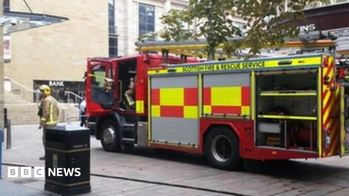 Fire scare closes Buchanan Galleries shopping centre - BBC News