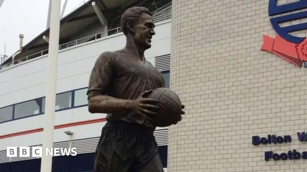 Nat Lofthouse statue at Bolton's Reebok Stadium - BBC News
