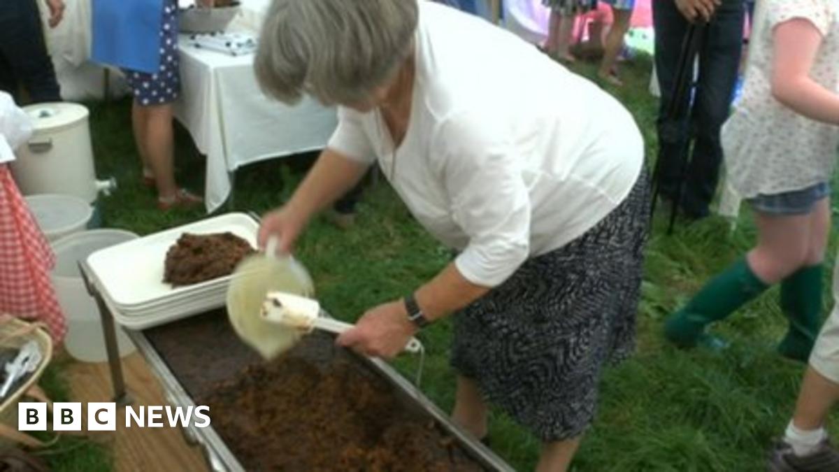 Over 1,000 visit Aughton Pudding Festival - BBC News