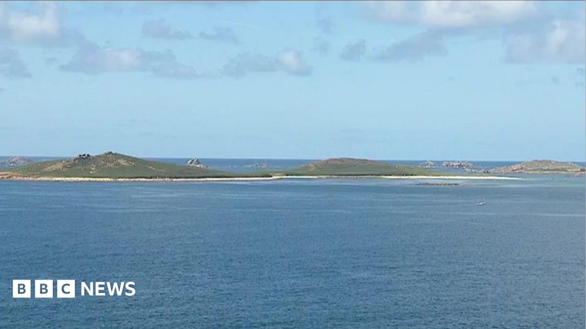Helicopters rescues two Isles of Scilly divers - BBC News