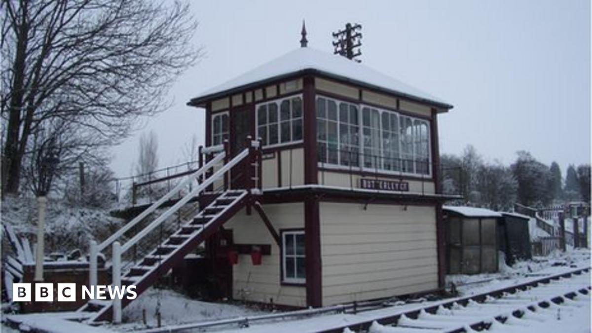 Derbyshire volunteers hold signal box vigil to mark rail crash - BBC News