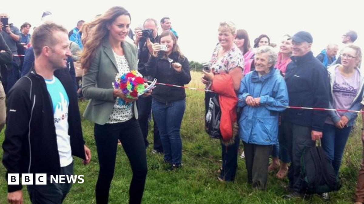 Duchess of Cambridge attends Anglesey ultra marathon - BBC News
