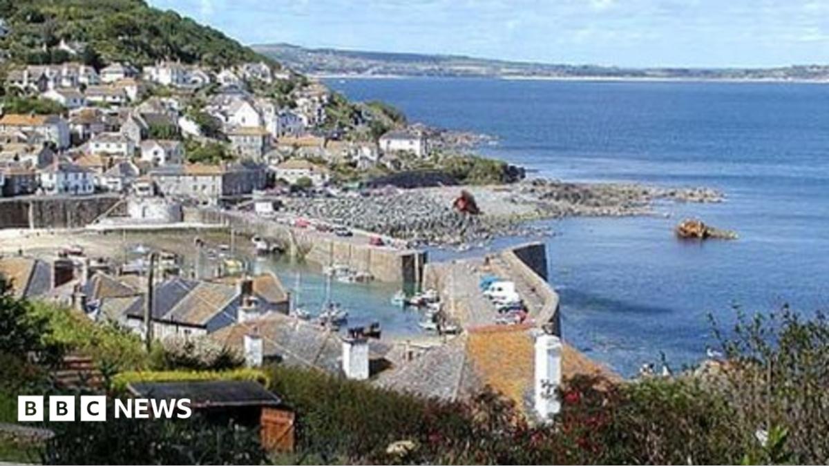Girl loses consciousness in sea off Mousehole - BBC News