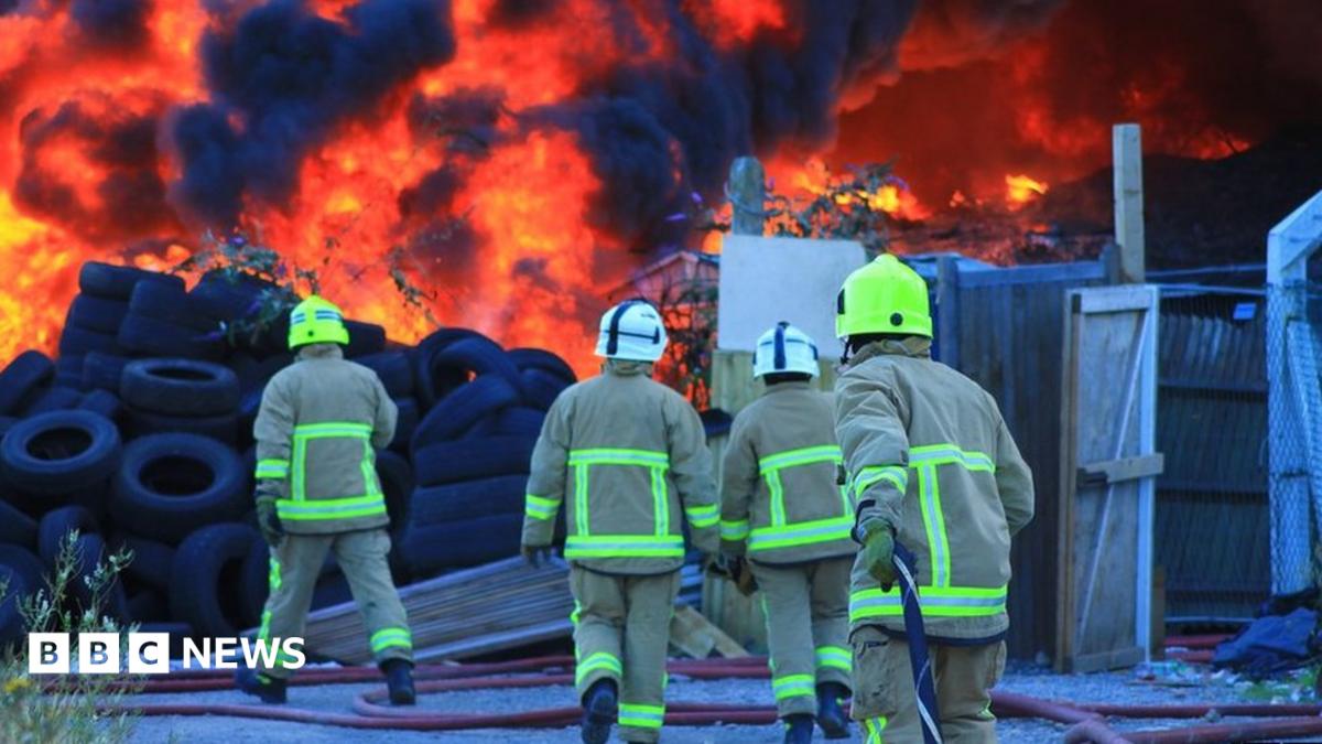 In pictures: Gravesend fire near gas tanks - BBC News