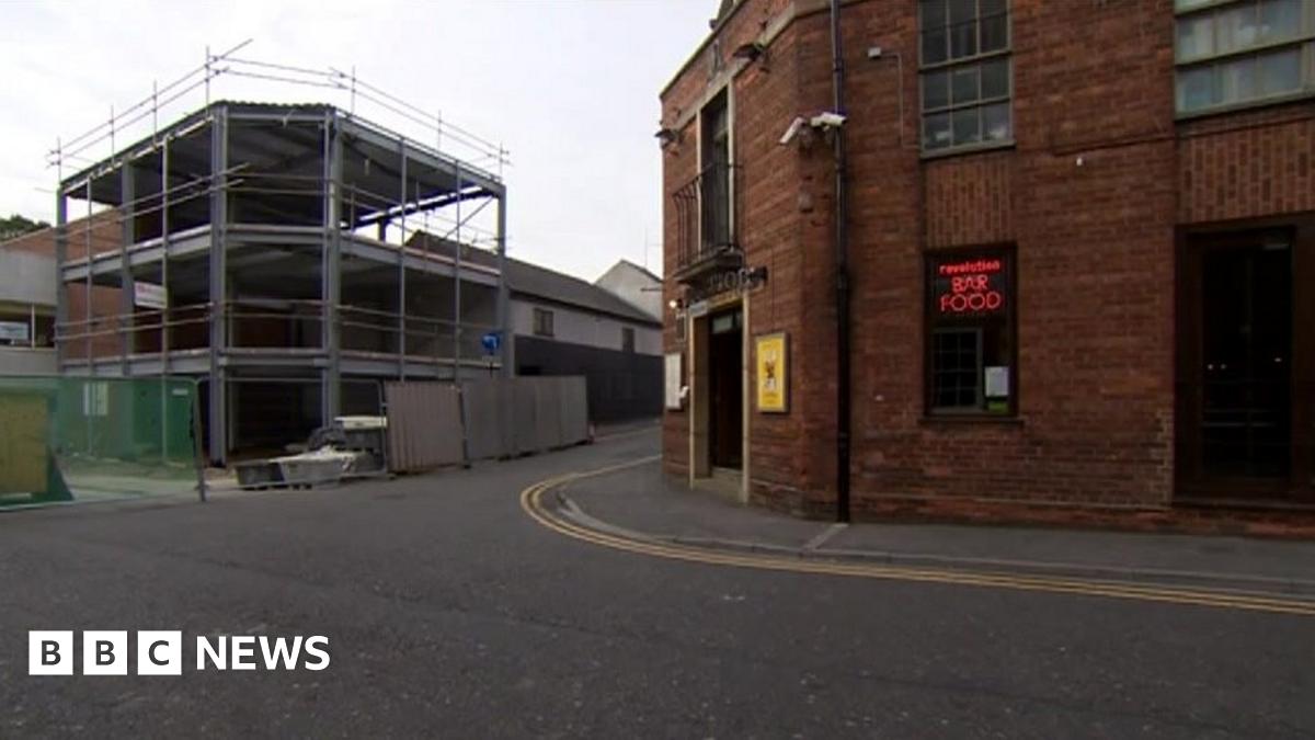 Man injured in Lincoln hammer attack - BBC News