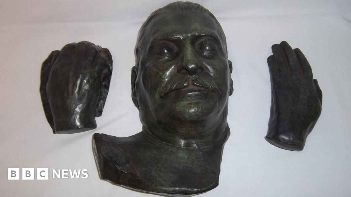 Joseph Stalin death mask cast fails to sell at auction - BBC News