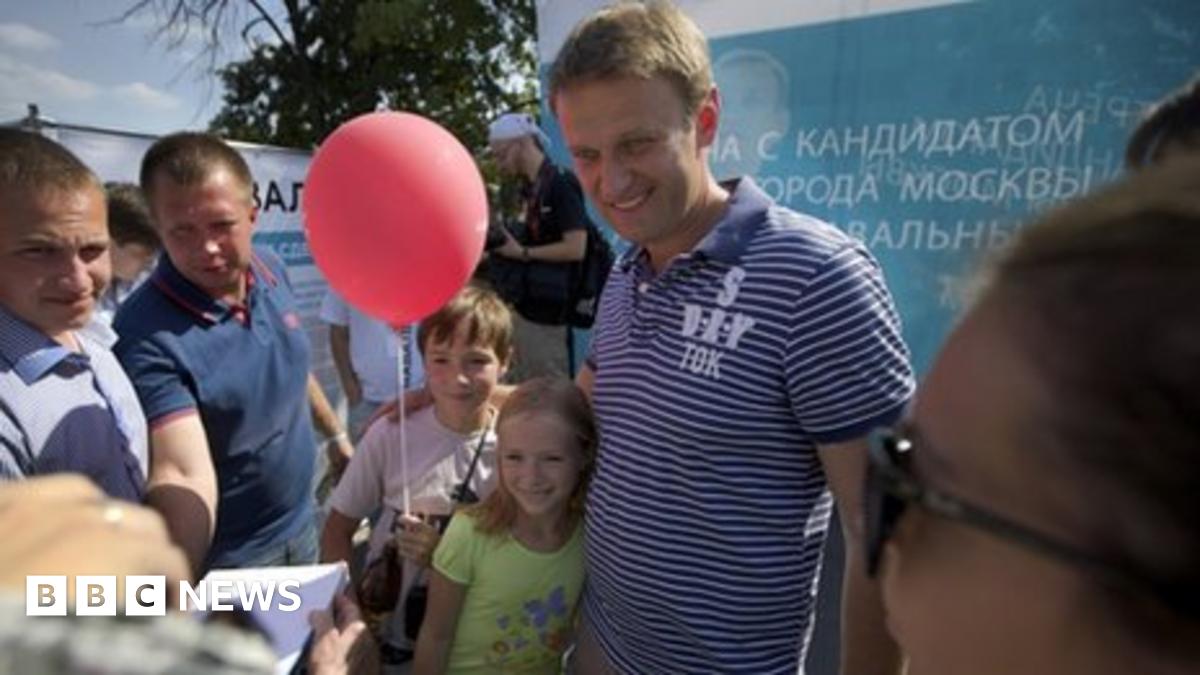 Alexei Navalny runs Western-style campaign in Moscow poll - BBC News