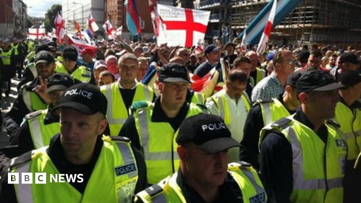 EDL leader Tommy Robinson held on east London march - BBC News