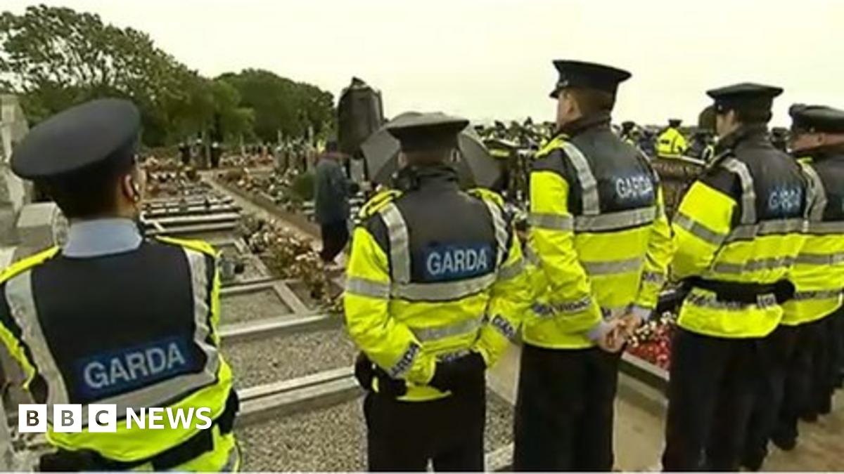 More than 200 attend march for Real IRA man Alan Ryan - BBC News