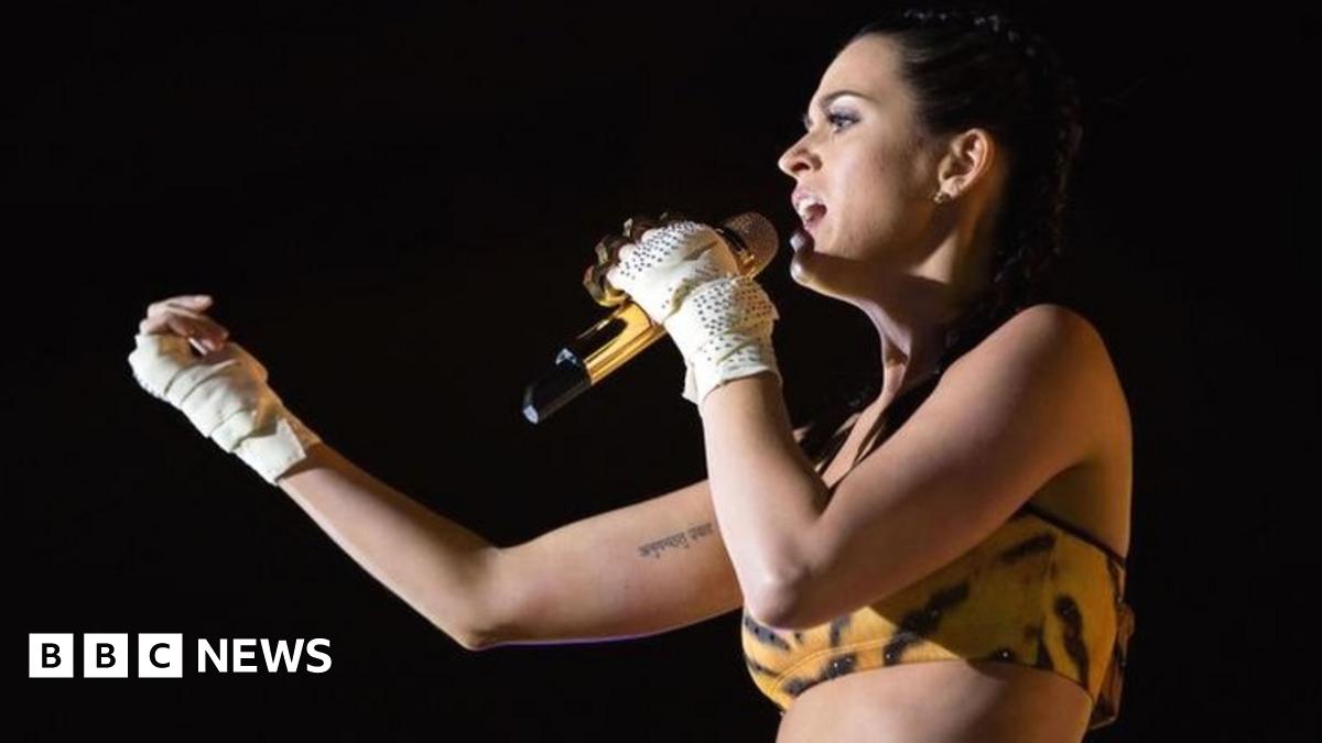Katy Perry roars to top of charts - BBC News