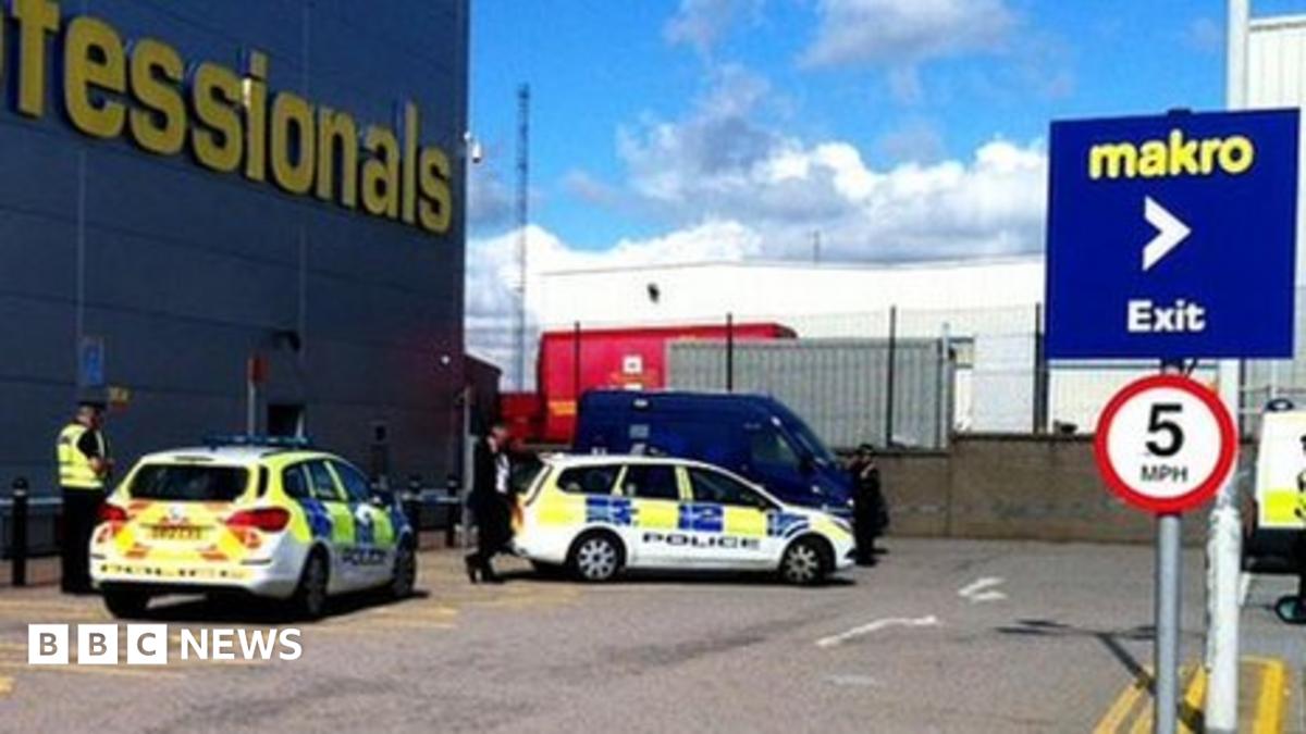Aberdeen Makro armed robbery: Witnesses coming forward - BBC News