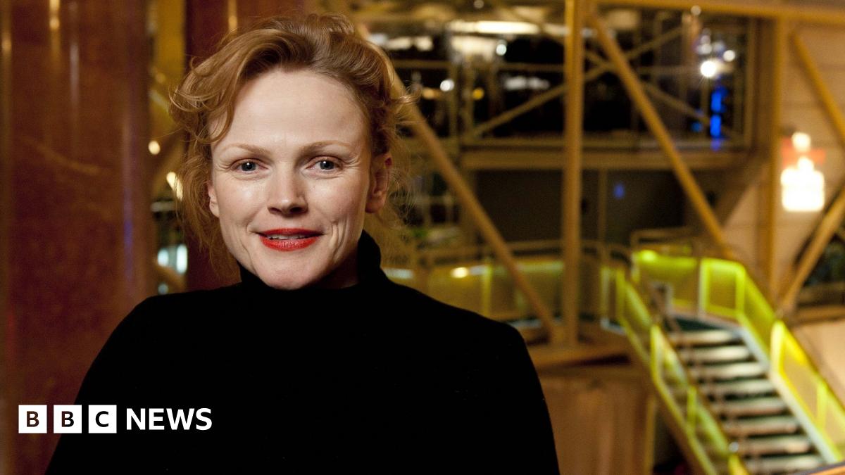 Maxine Peake to play Hamlet on stage - BBC News