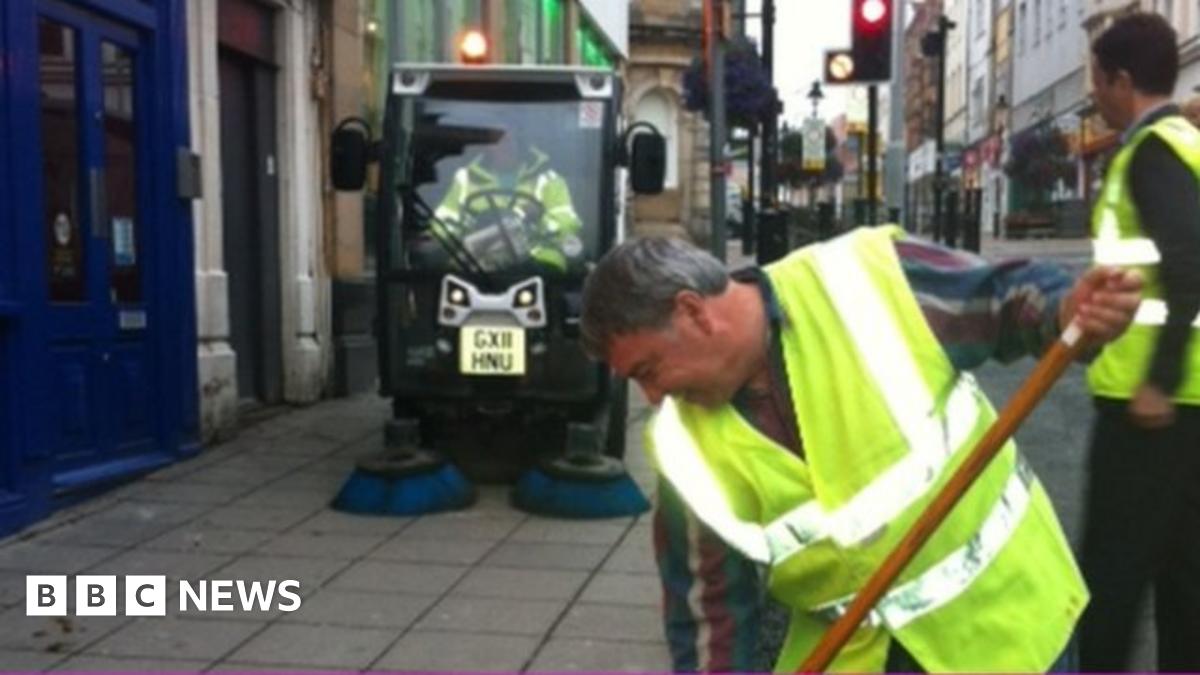 Shop owners help clean 'scruffy' Scarborough streets - BBC News