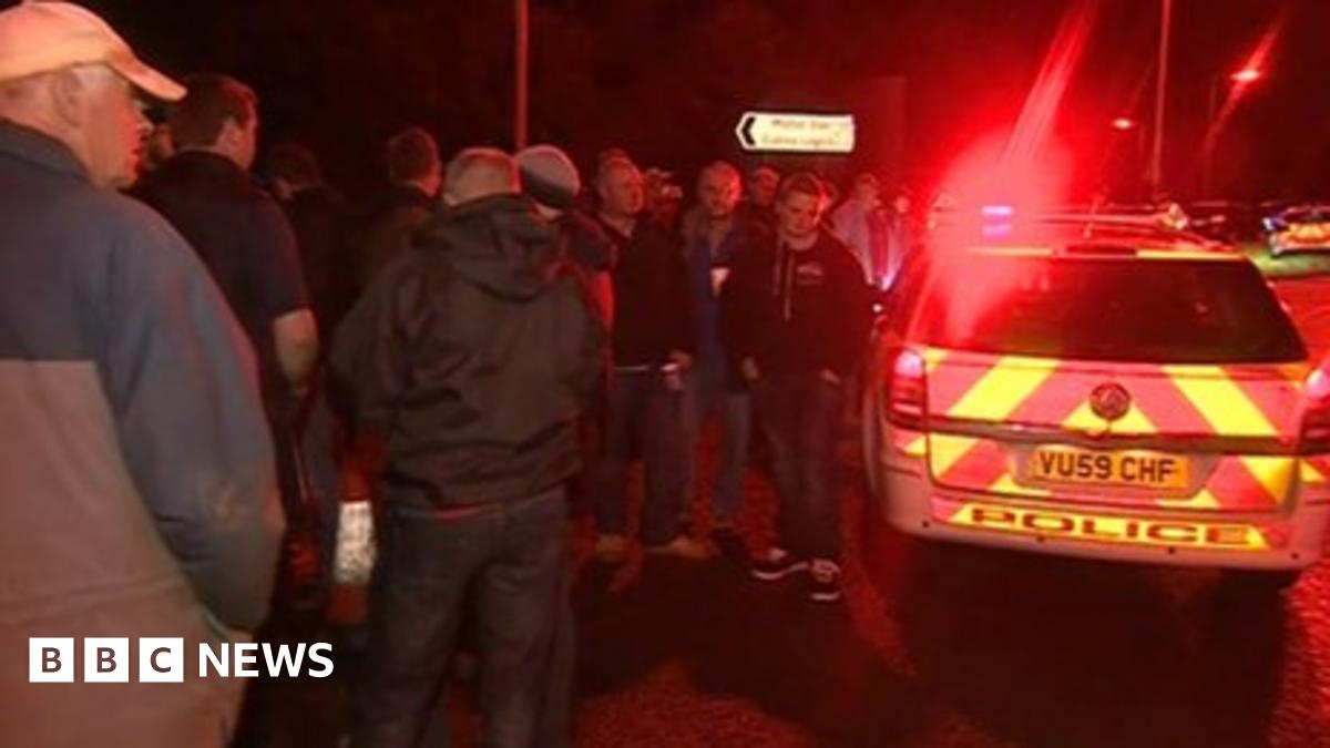 Müller Wiseman plant blocked by farmers in milk protest - BBC News