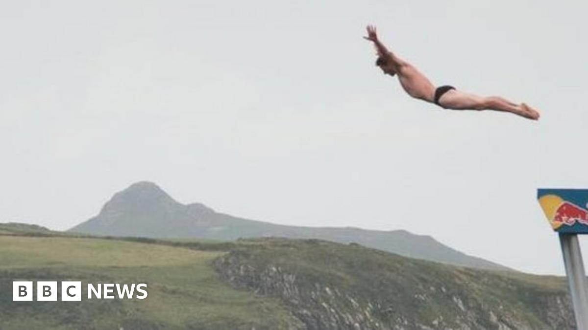 Cliff Diving World Series: Dizzy heights in Pembrokeshire - BBC News