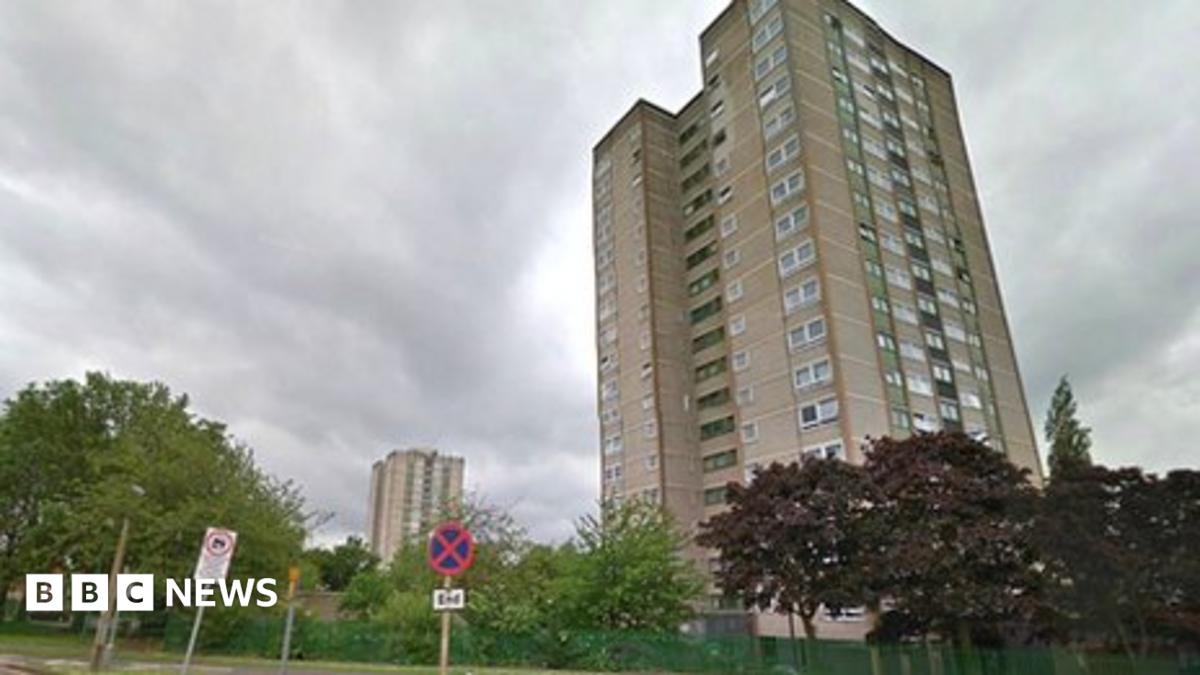Stevenage flat stabbing leaves man 'critical' - BBC News