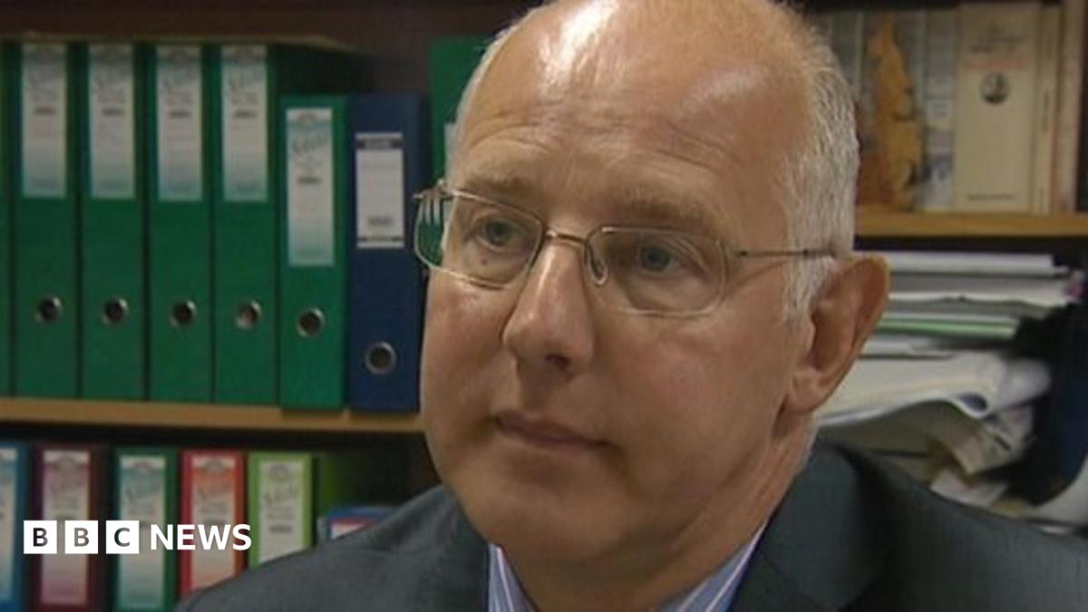Devon free school 'causes class sizes rise' at state school - BBC News