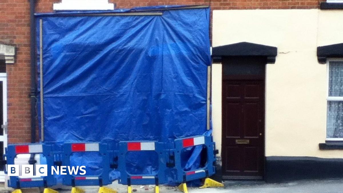 'Lucky' escape for Devizes woman after car hits house - BBC News