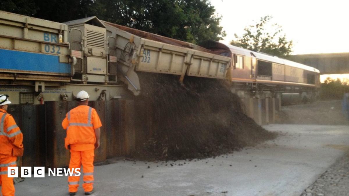 Recycled rail ballast delivered for new Oxford to Bicester line - BBC News