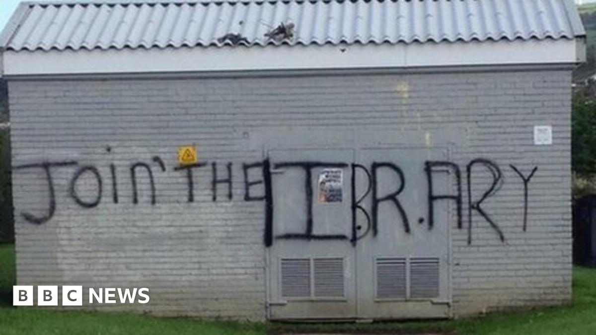 Photo of Strabane IRA graffiti edit a hit on Twitter - BBC News